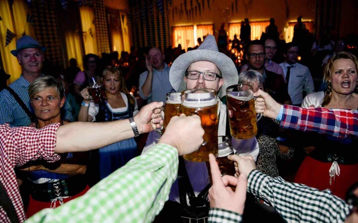 Skål og god fest | ugeavisen.dk