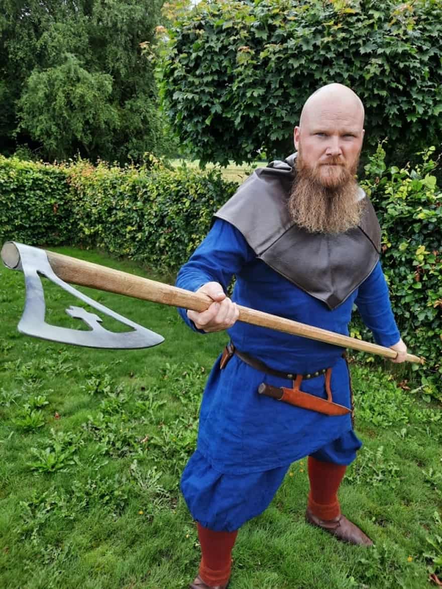 Til angreb med skjold og sværd: Daniel og Henriette slås som de gamle vikinger | frdb.dk