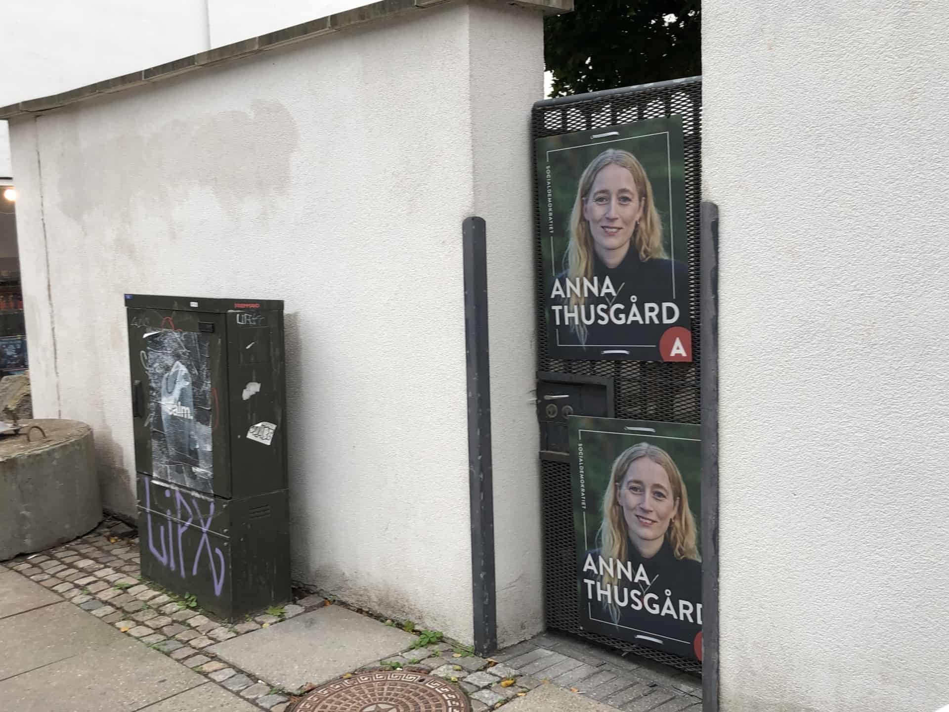 Klar til valg: Anna var i god tid - udsmykkede bygning med valgplakater ...