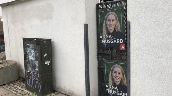 Klar til valg: Anna var i god tid - udsmykkede bygning med valgplakater ...