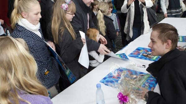 Børn i kø for Pinlig-autograf | stiften.dk