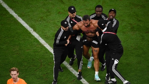 Russisk baneløber og bodybuilder brækkede benet i Qatar og Manuel Neuer ...