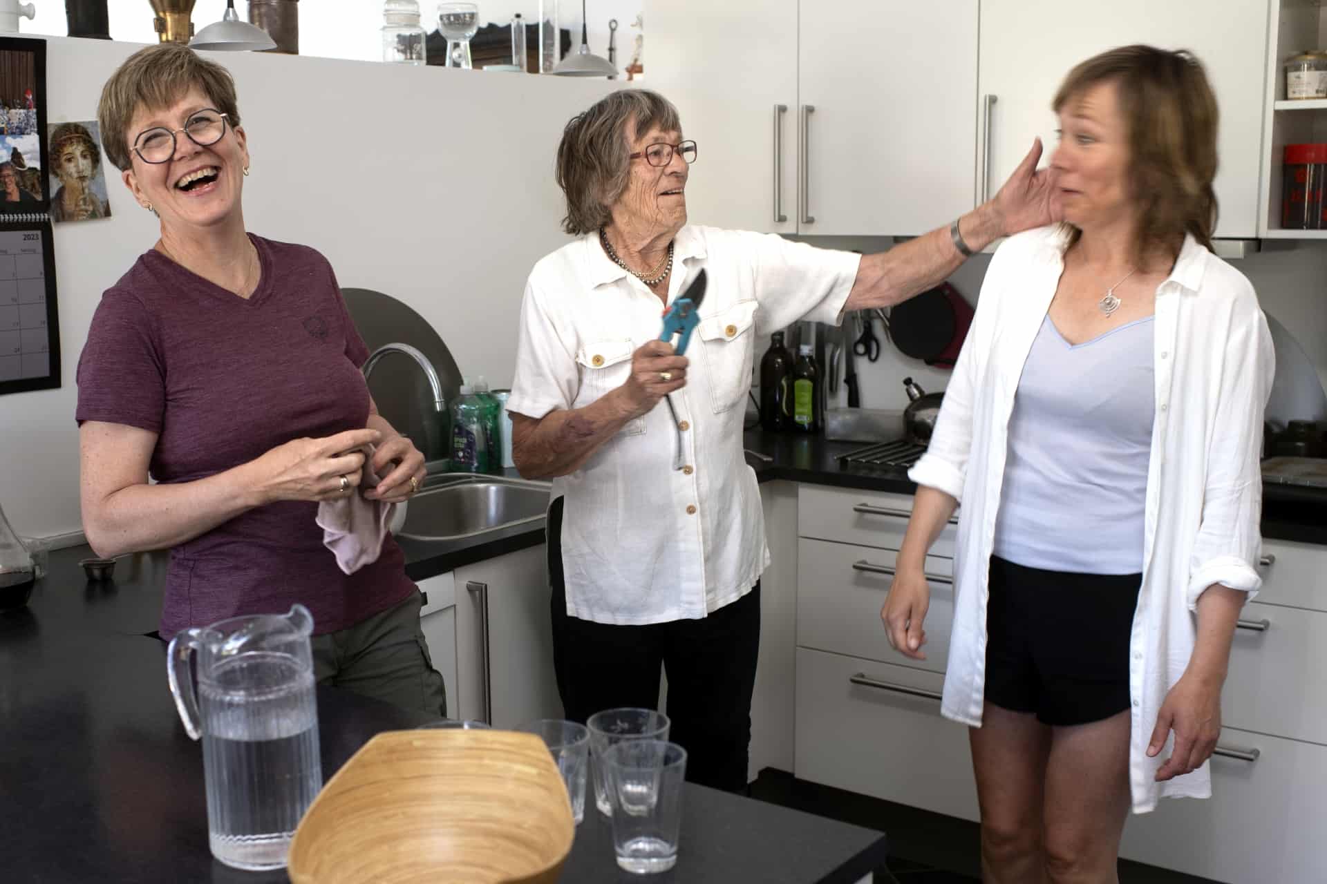 Hun savede sin mormors brudekiste i stykker – nu er hun kommet i Blå ...