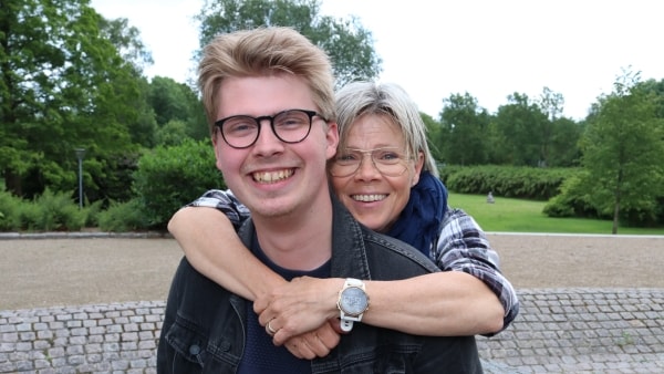 Max Jess deler sol og vind lige: Her kan du se ham sammen med sin mor ...