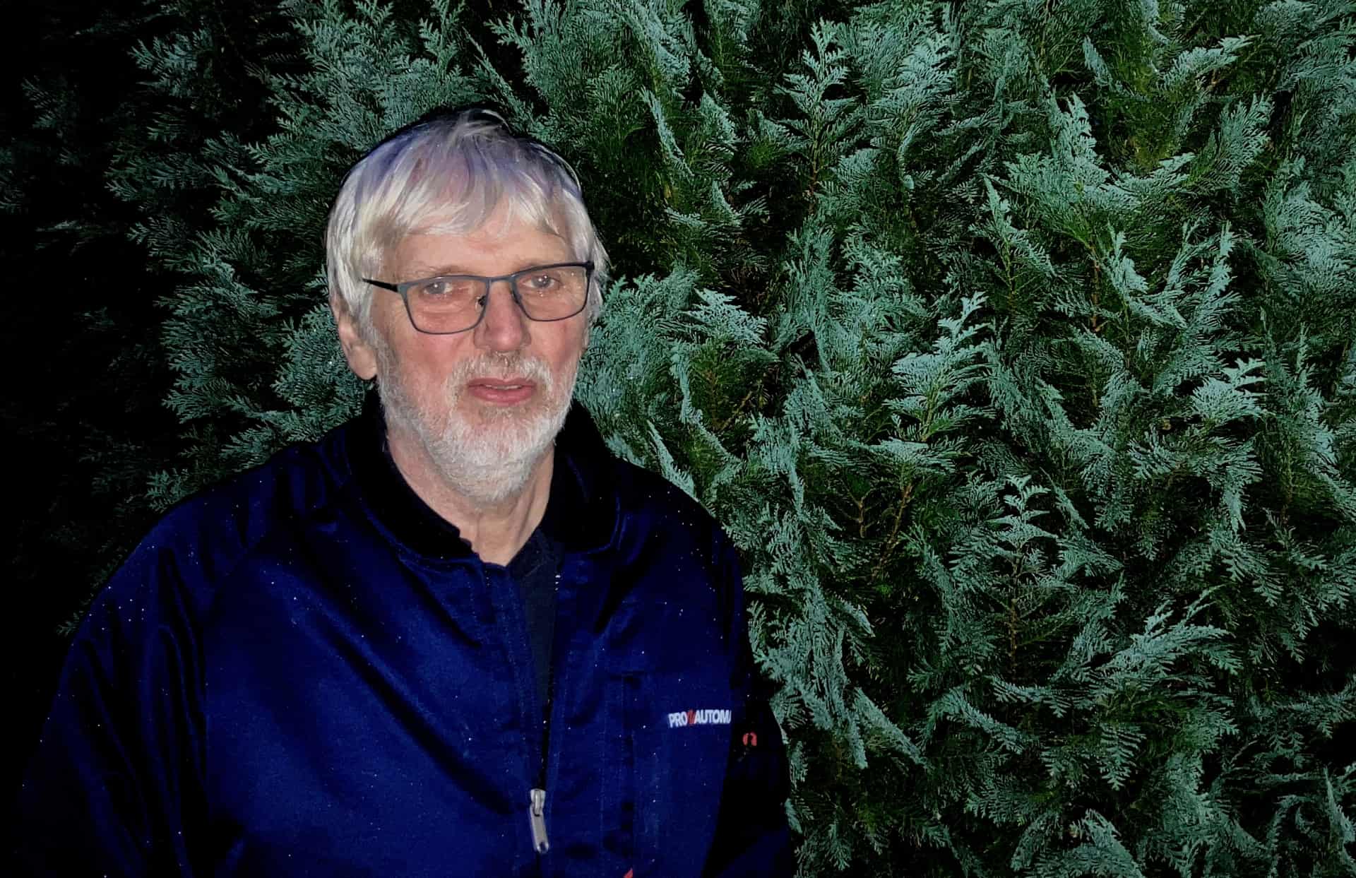 Jes er træt af træer og buske, der vokser ud over vejen og gør den farlig: Har haft fat i naboer ...