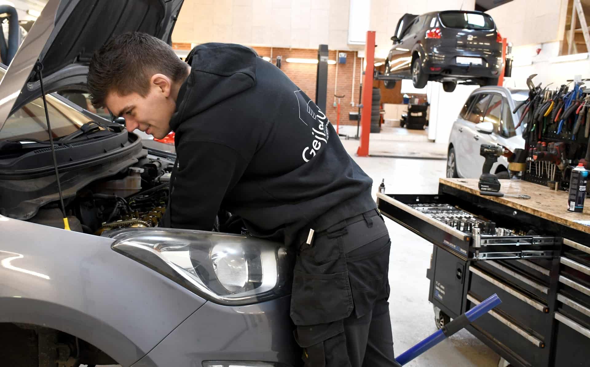 Moderne biler kan også blive serviceret ude på landet: Kasper er blevet ...