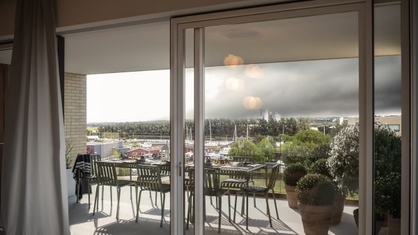 Forsker: Dyre boliger er godt for en by - de har det med at smitte ...