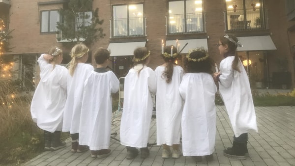 Børnehavebørn med rørende luciaoptog for plejehjem | ugeavisen.dk