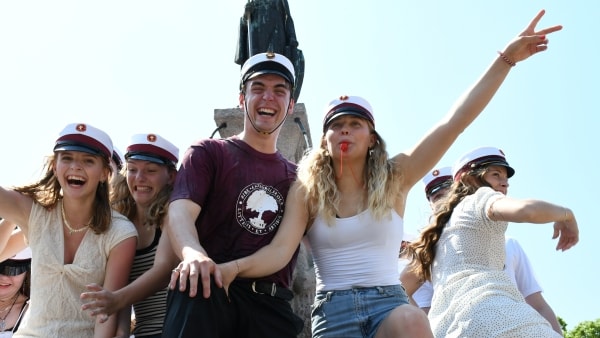 Se billederne: Våde studenter fejrer huen med tur i springvandet ...