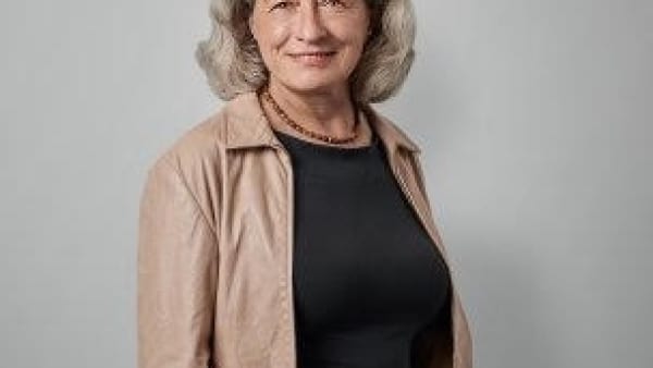 Anne Hedeager Krag - Arrangement om Dronningens broderier | ugeavisen.dk