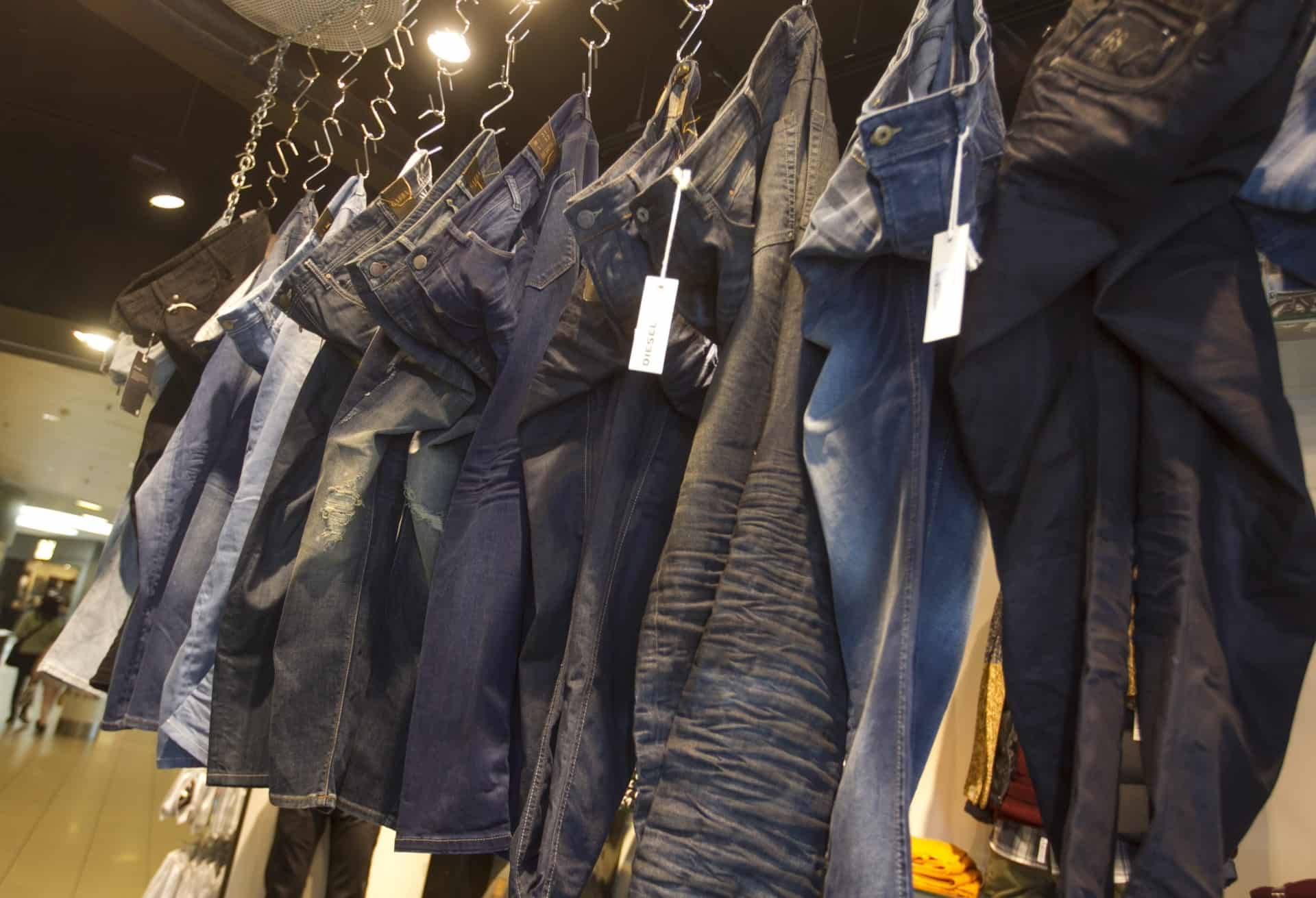 Det lyder af ren samvittighed i modebranchen, men ...: Brænd hellere tøjet af end at genanvende ...