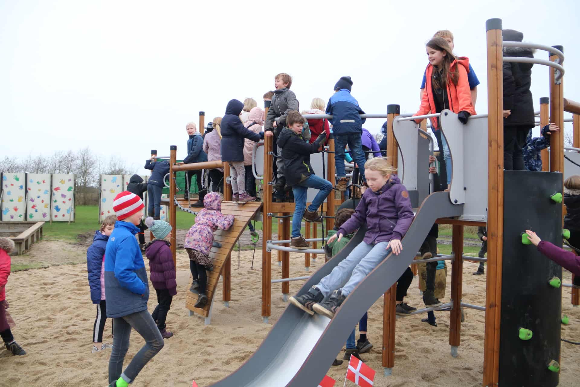 SE BILLEDER: Elever stod for at indvie ny legeplads på skole i Hviding | ugeavisen.dk