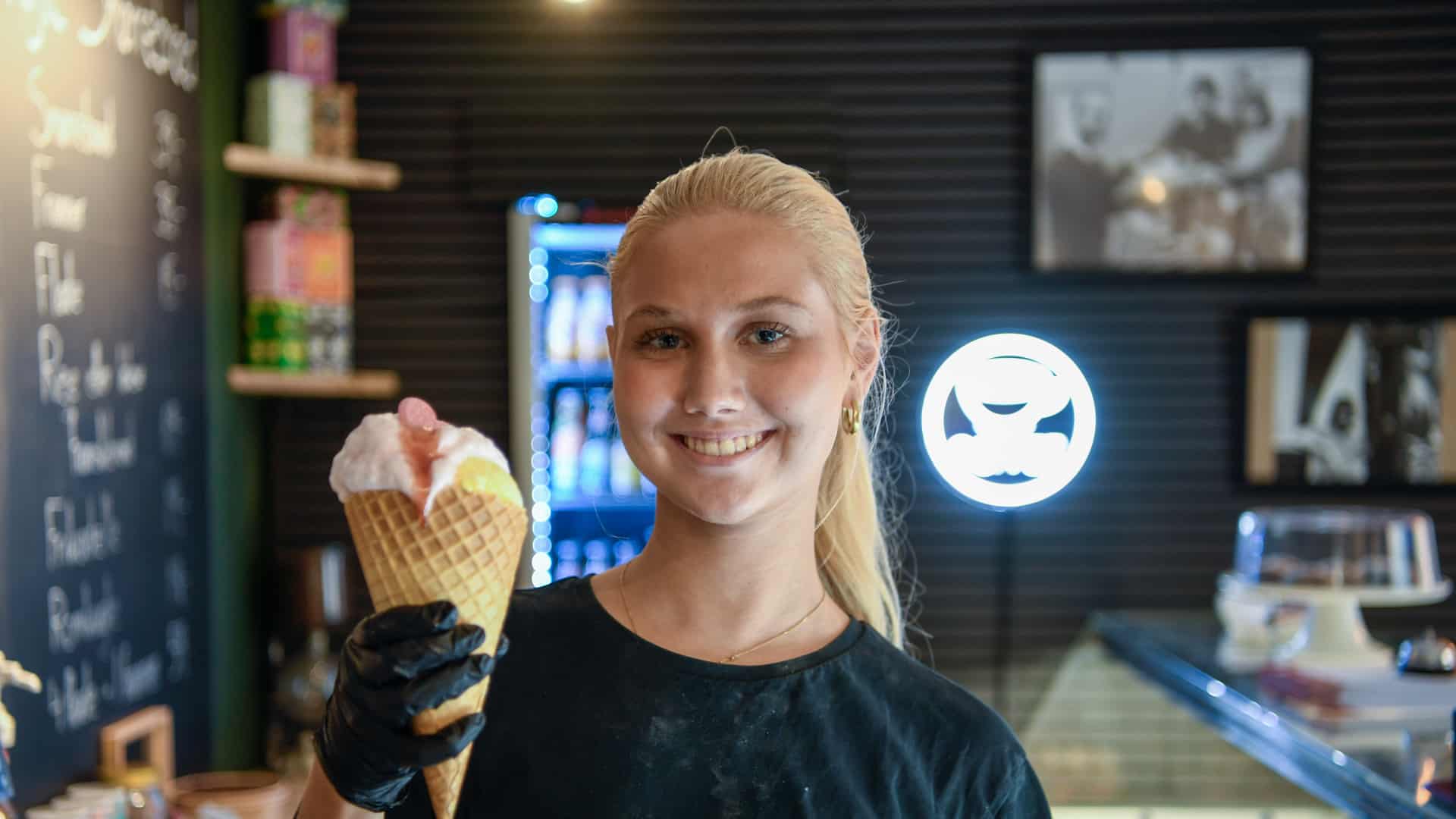 Johanna sælger både smørrebrød og vaffelis - og du kan også købe hele ...