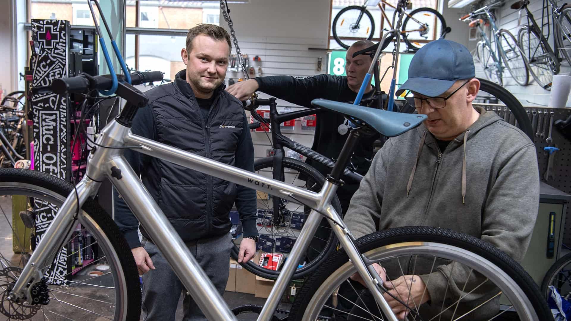 Cykelbutik lukker efter lidt over et år: - Hver gang jeg finder nogen, stopper de igen ...