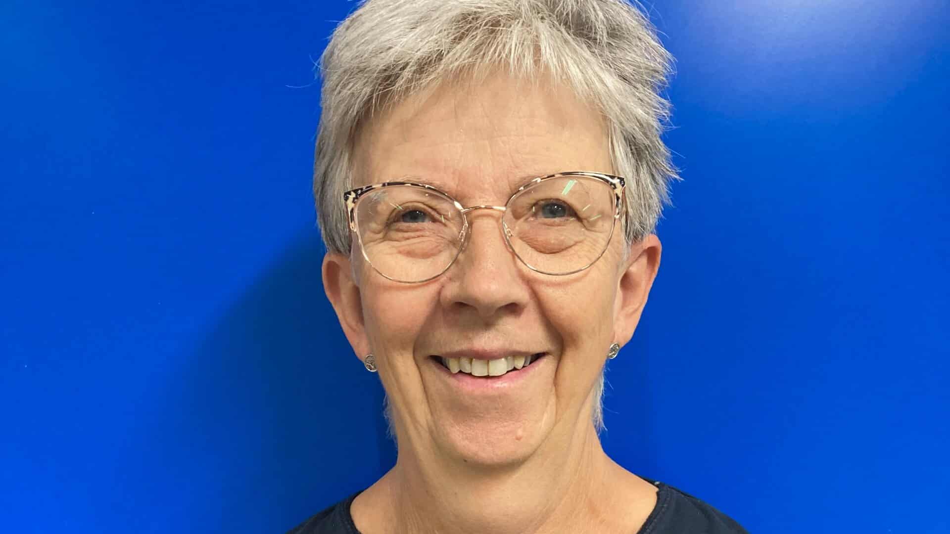 Hun svejser, limer og pakker stadig: Men nu er der mere tid til ...