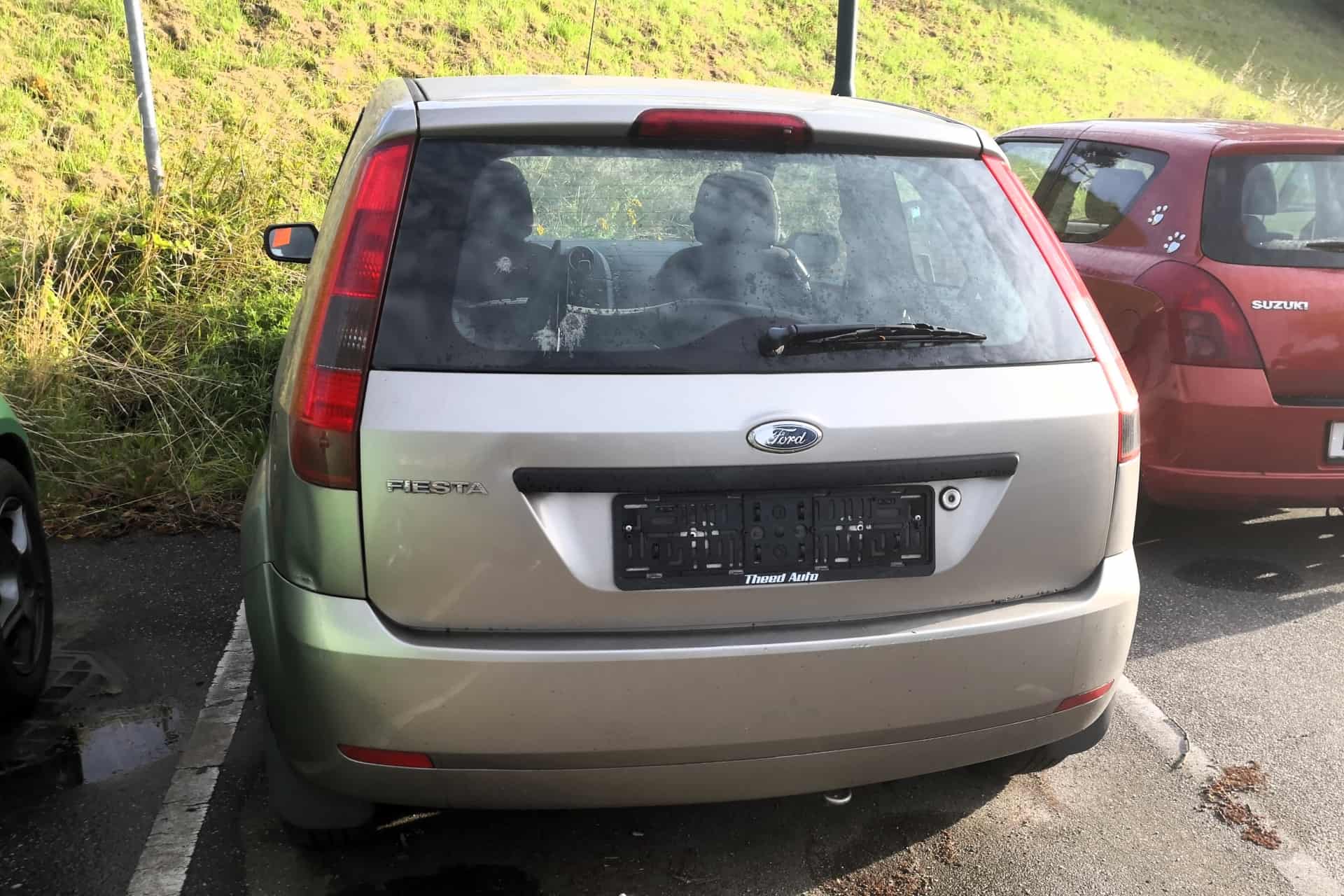 Bil uden nummerplade efterladt klos op ad politistationen: Ejer bør ...