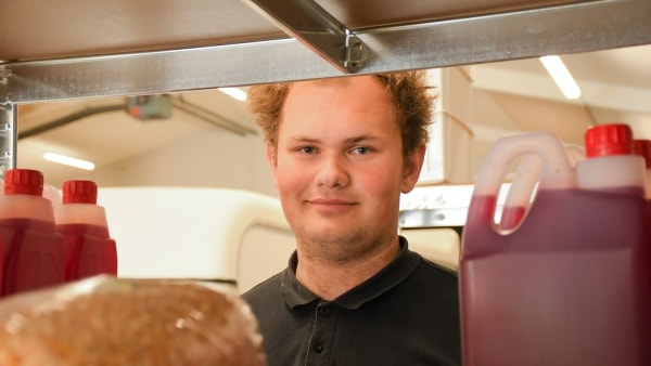 Jonas startede virksomhed som 17-årig: Nu omsætter han for over en ...