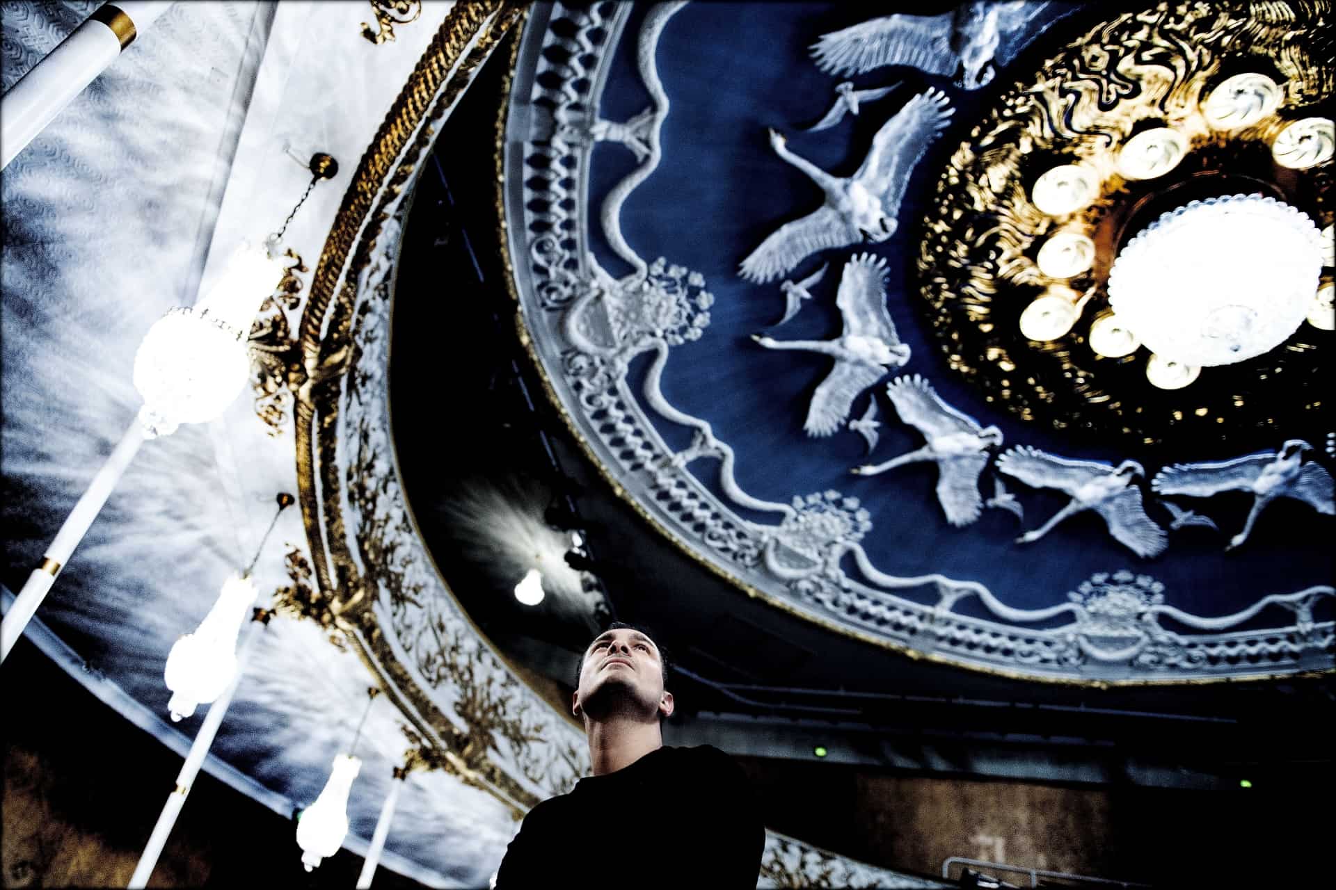 Angst tvang Simon Mathew til at genopfinde sig selv som skuespiller ...