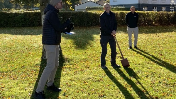 Fra græsplæne til frodig midtpunkt: Nu tager en speciel have form | frdb.dk