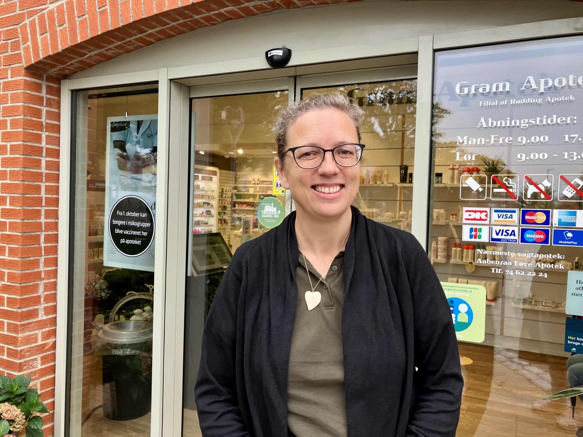 Kunder står i kø for at blive vaccineret: Sådan forsøger Gitte at gøre ...