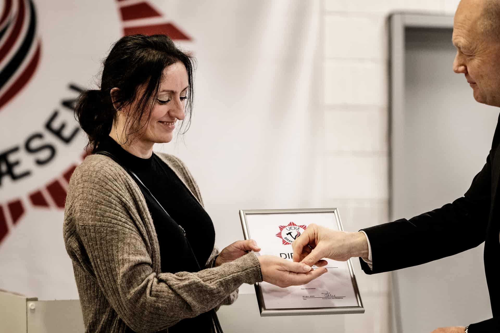 Grev Ingolf slog det første søm i Vejle Brandstations nye fane, og det ...