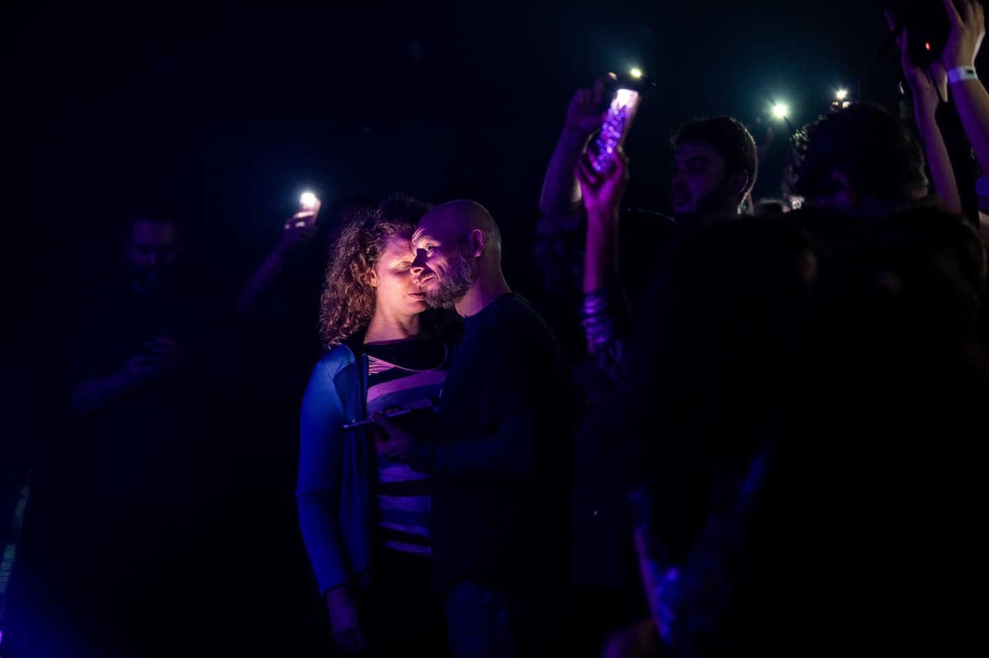 Funklende stjerne tog kegler med karatespark og fællesdans: Afrikas ...