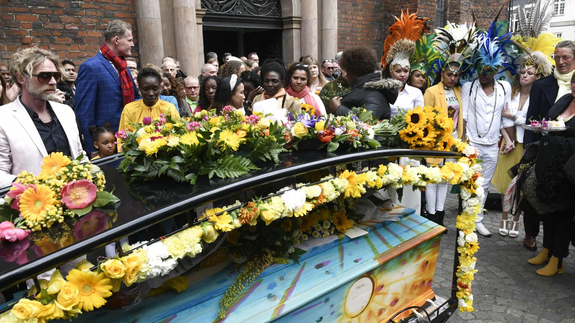 Se billederne: Master Fatman bisættes med farver, samba og ...