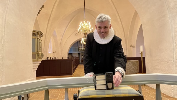 Præsten taler til telefonen: Ulrik Andersen deler sine tanker med ...