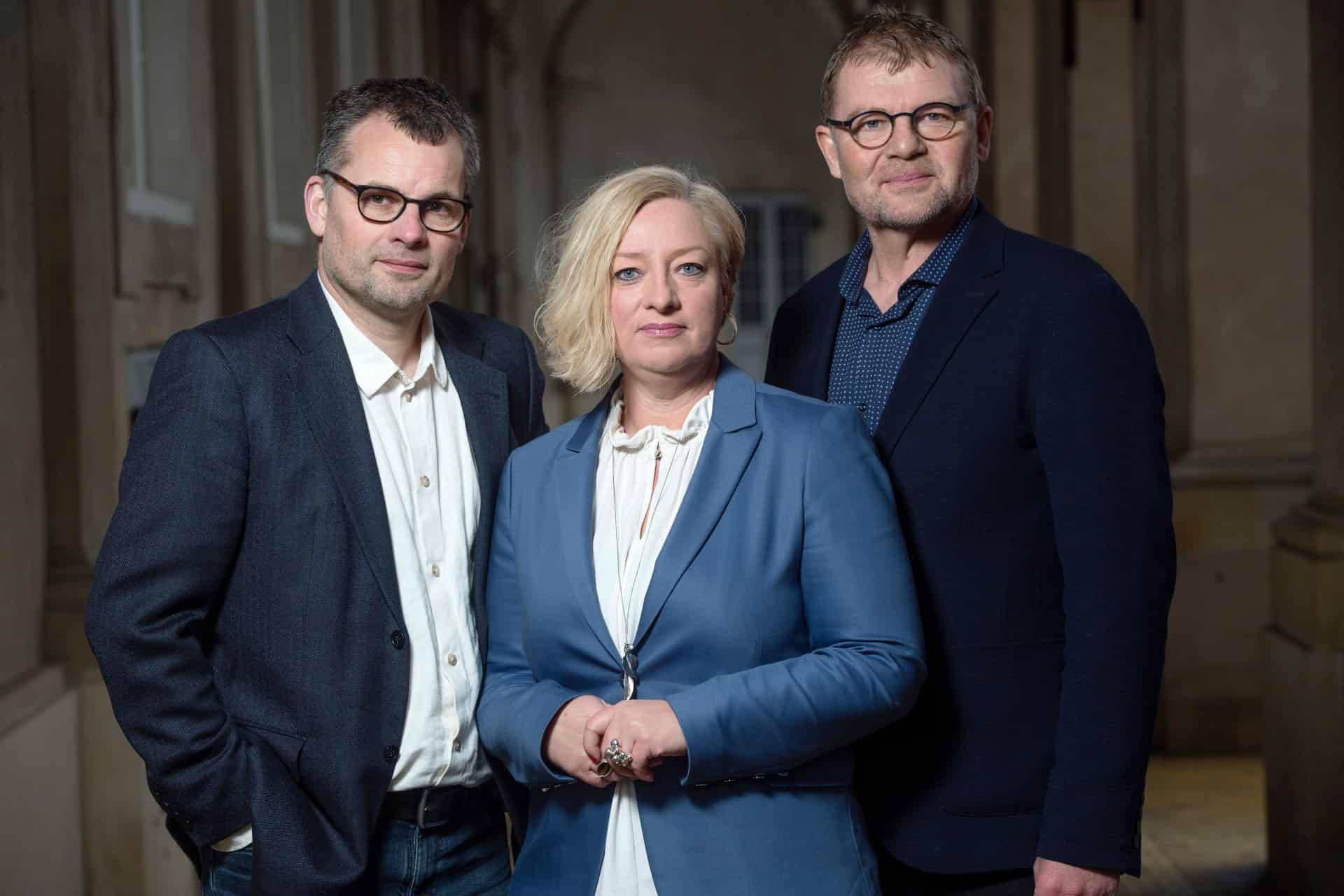 Vær med til at belønne den journalistik, der binder samfundet sammen ...