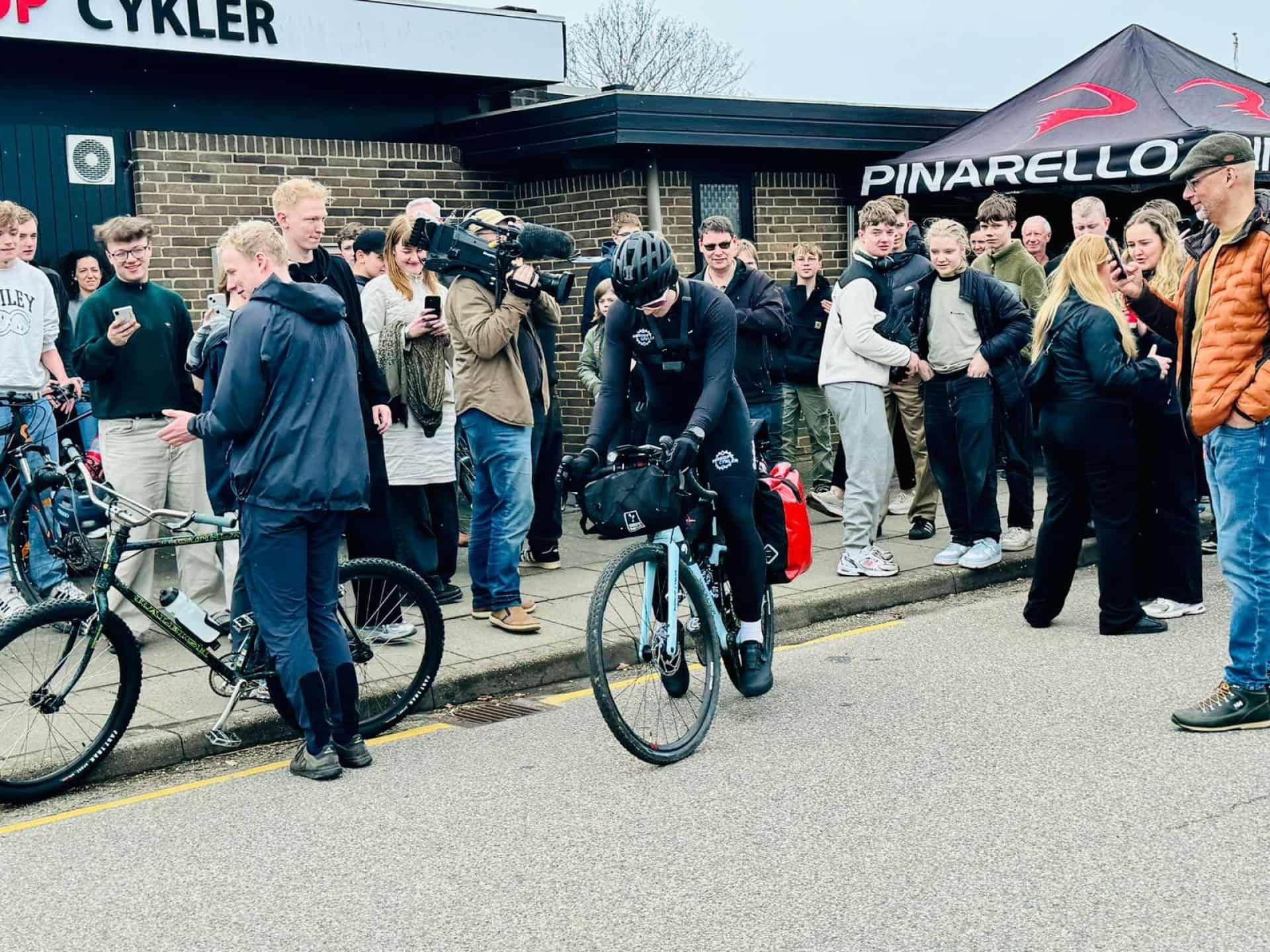 Kendt influencer er cyklet fra Børkop og er nu på vej til et meget ...