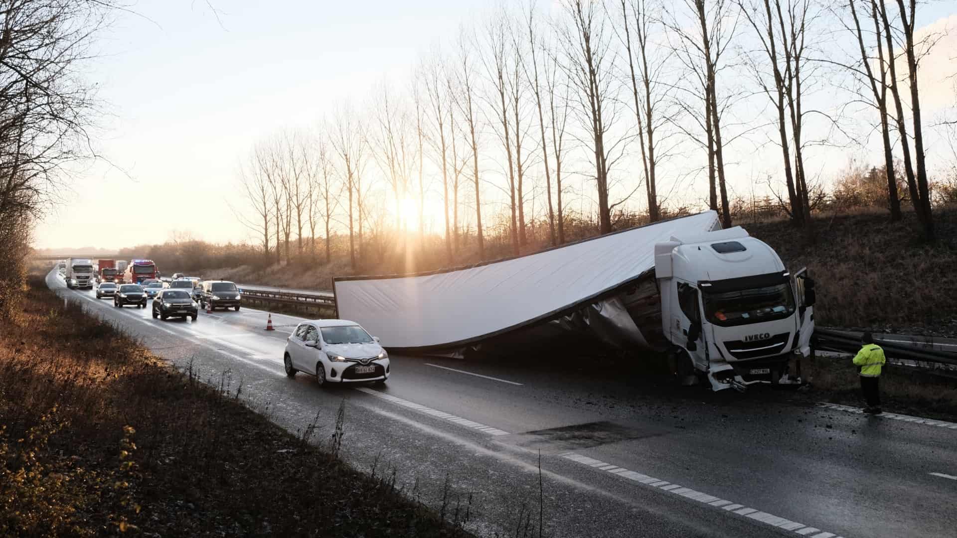 Motorvej genåbnet efter bjærgning af lastbil | ugeavisen.dk