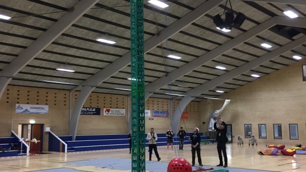 Nikolaj klatrer og er mester i at stable kasser | ugeavisen.dk