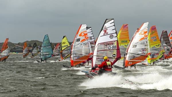 Sei dabei, wenn die besten Surfer der Welt um den World Cup Point ...