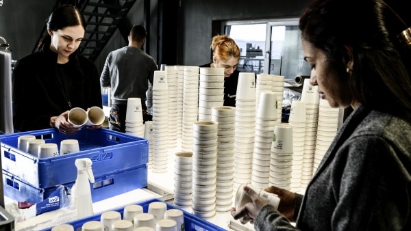 Særligt to ting er svære at fjerne, når Ole og hans medarbejdere vasker ...