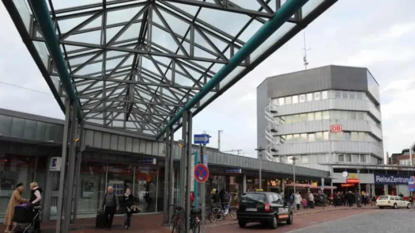 Far ville snuppe en smøg på perronen. Men så forsvandt toget med hans ...