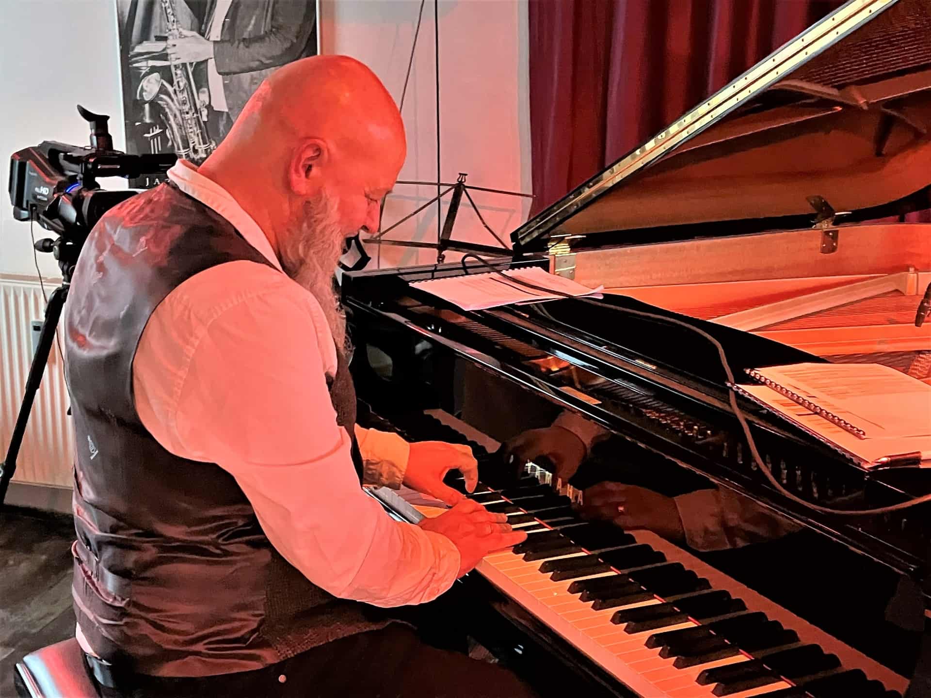 Som barn ville han hellere spille fodbold: Nu vender en af Danmarks allerstørste jazzpianister ...