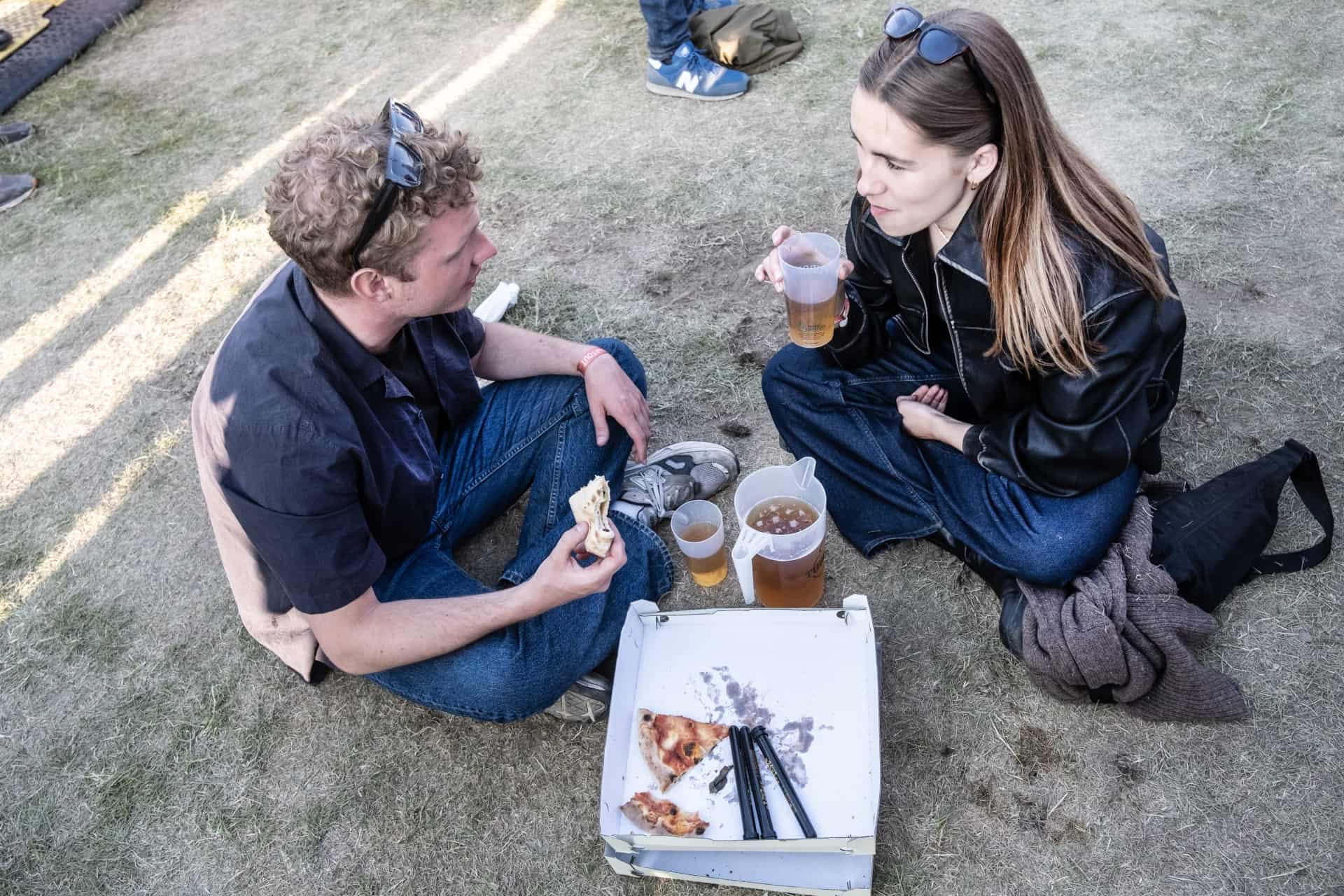 Det flyder med plastik: "Pinligt" at Smukfest holder fast i engangskrus ...