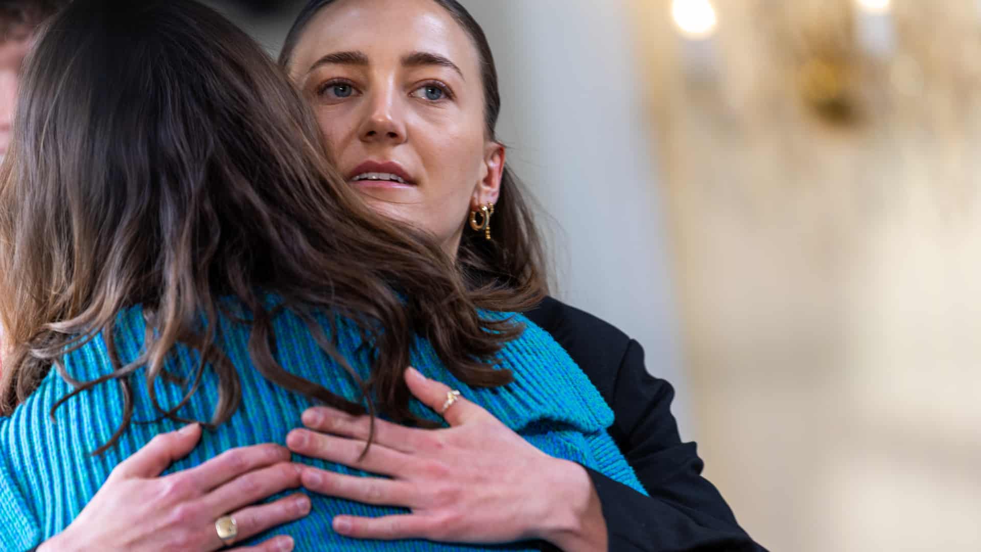 Søstrene Laura og Julie løj og bedragede på tv:- Det var hårdt at holde ...