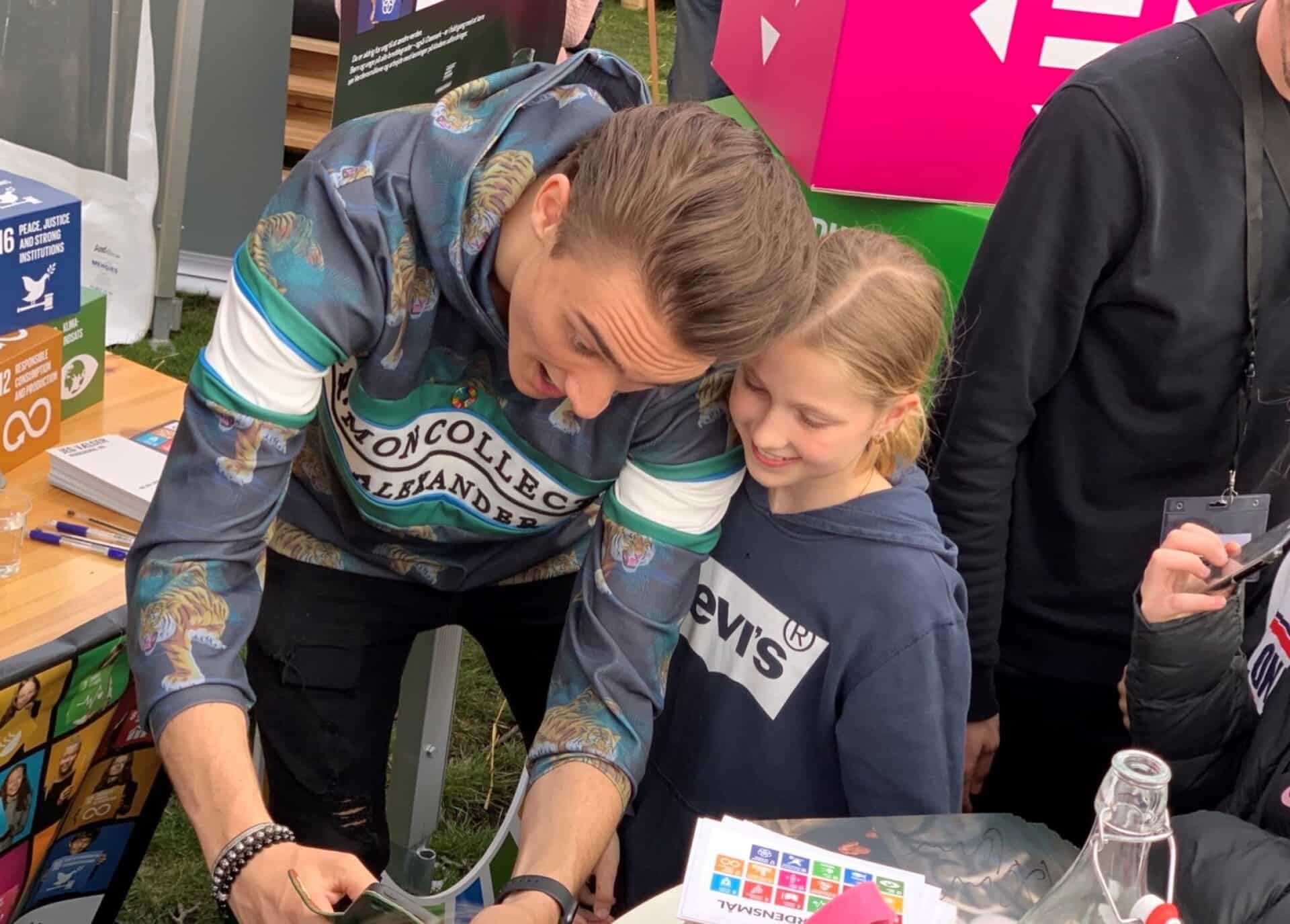 Danmarks største YouTuber trak børn til verdensmålfest | ugeavisen.dk