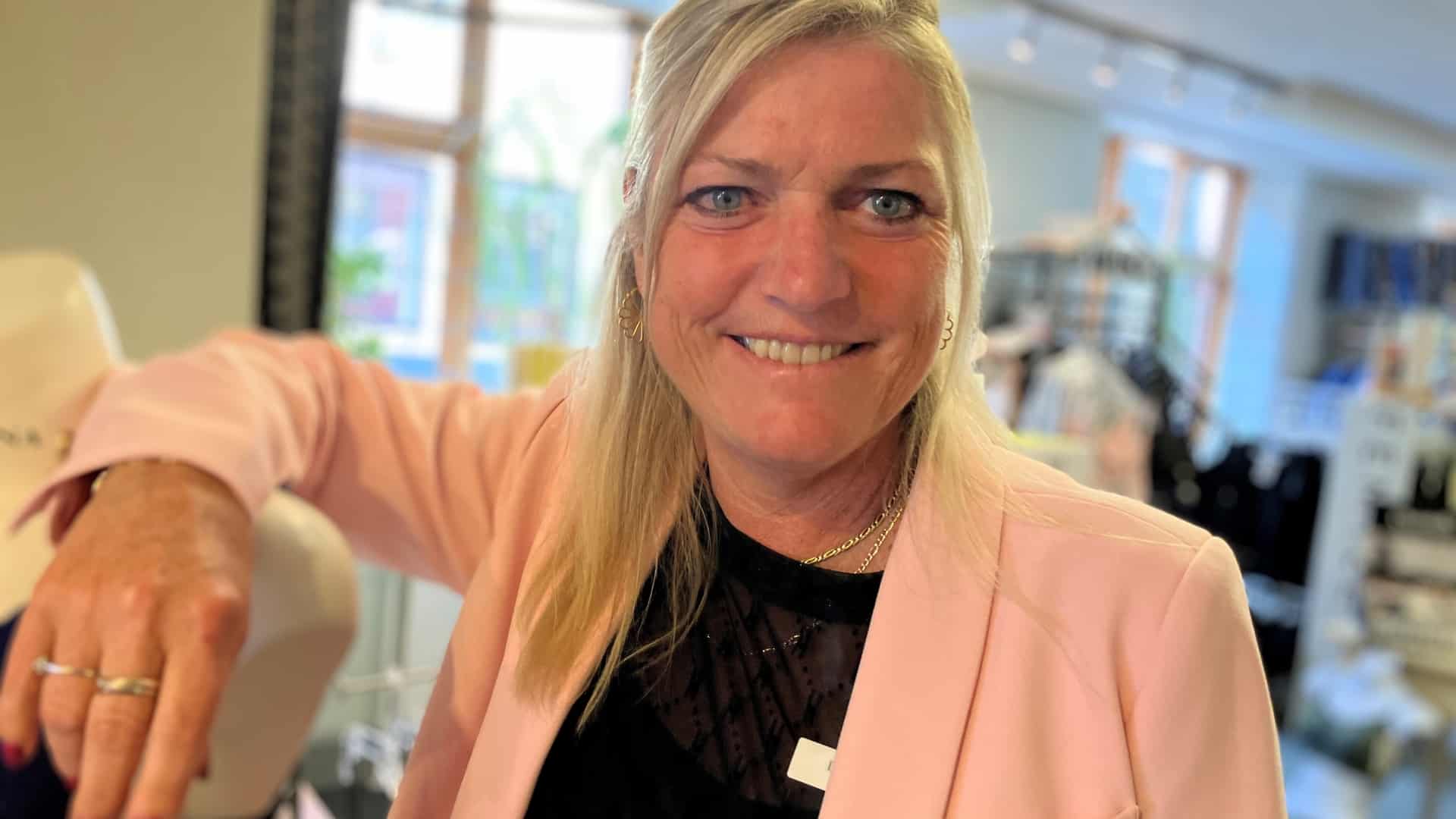 Fra ung iværksætter til erfaren butiksejer: Susan har klædt kvinder på ...