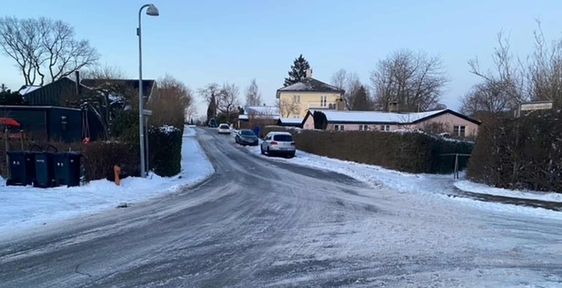 79-årig kvinde faldt på glat fortov: - Dybt pinligt, at man i ...