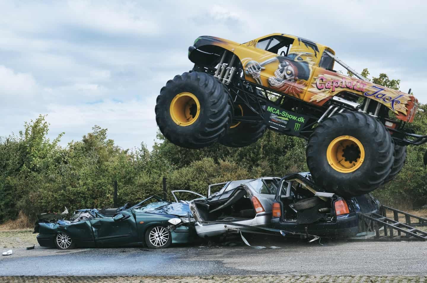 Se video: Familien Madsen er vild med monster trucks og farlige stunts ...