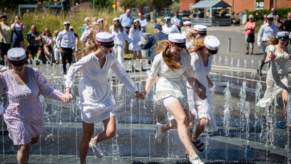 Se videoen af de mange studenter, der bader i springvandet: Tidligere ...