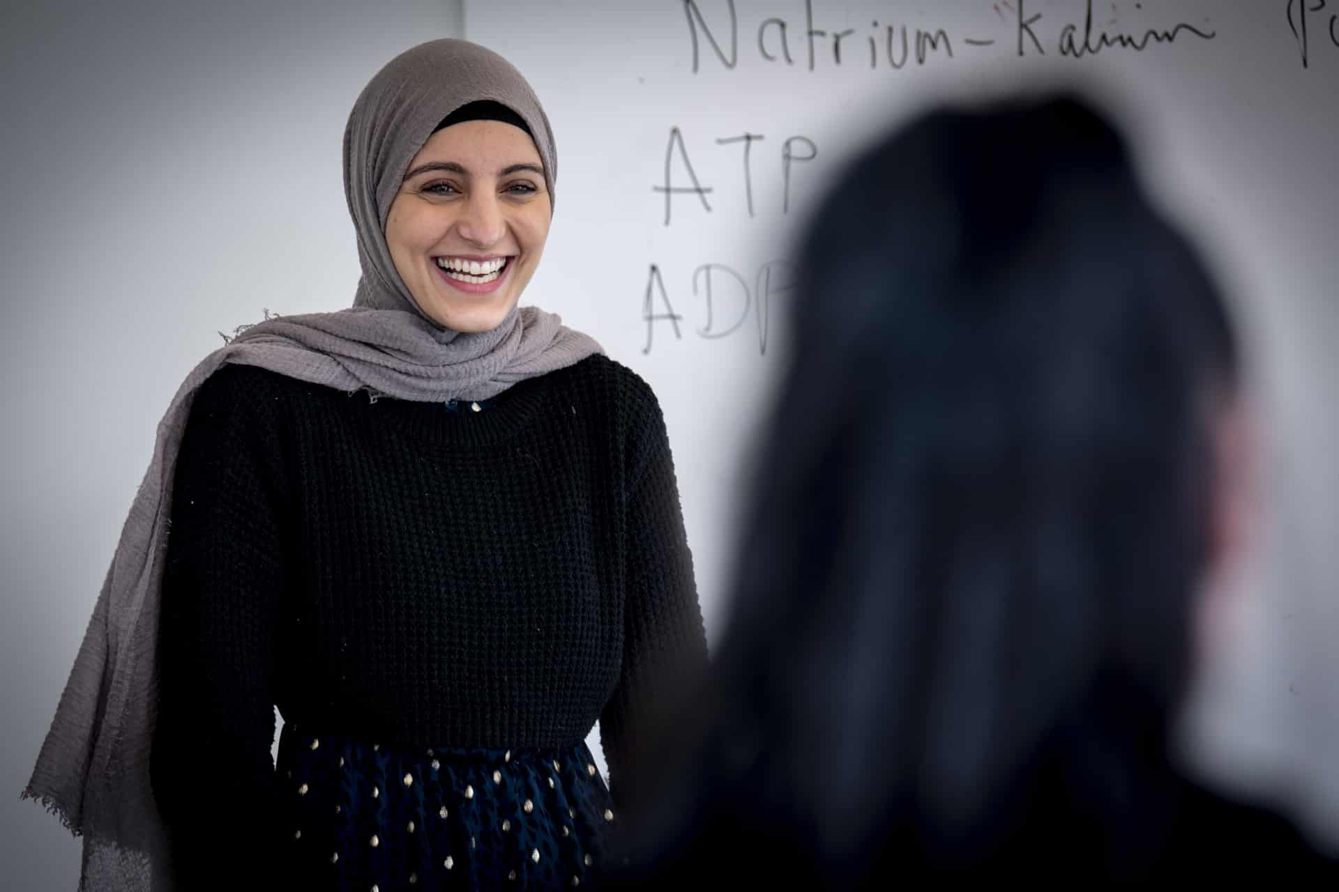 Sarah har åbnet sin egen kosmetologskole, mens hun uddanner sig til ...