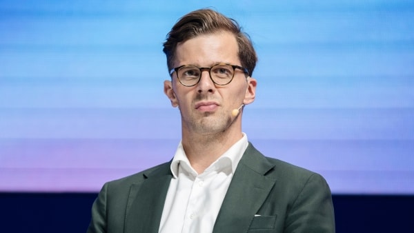 Alex tager en pause fra politikken for at blive fodbold-kommentator på ...