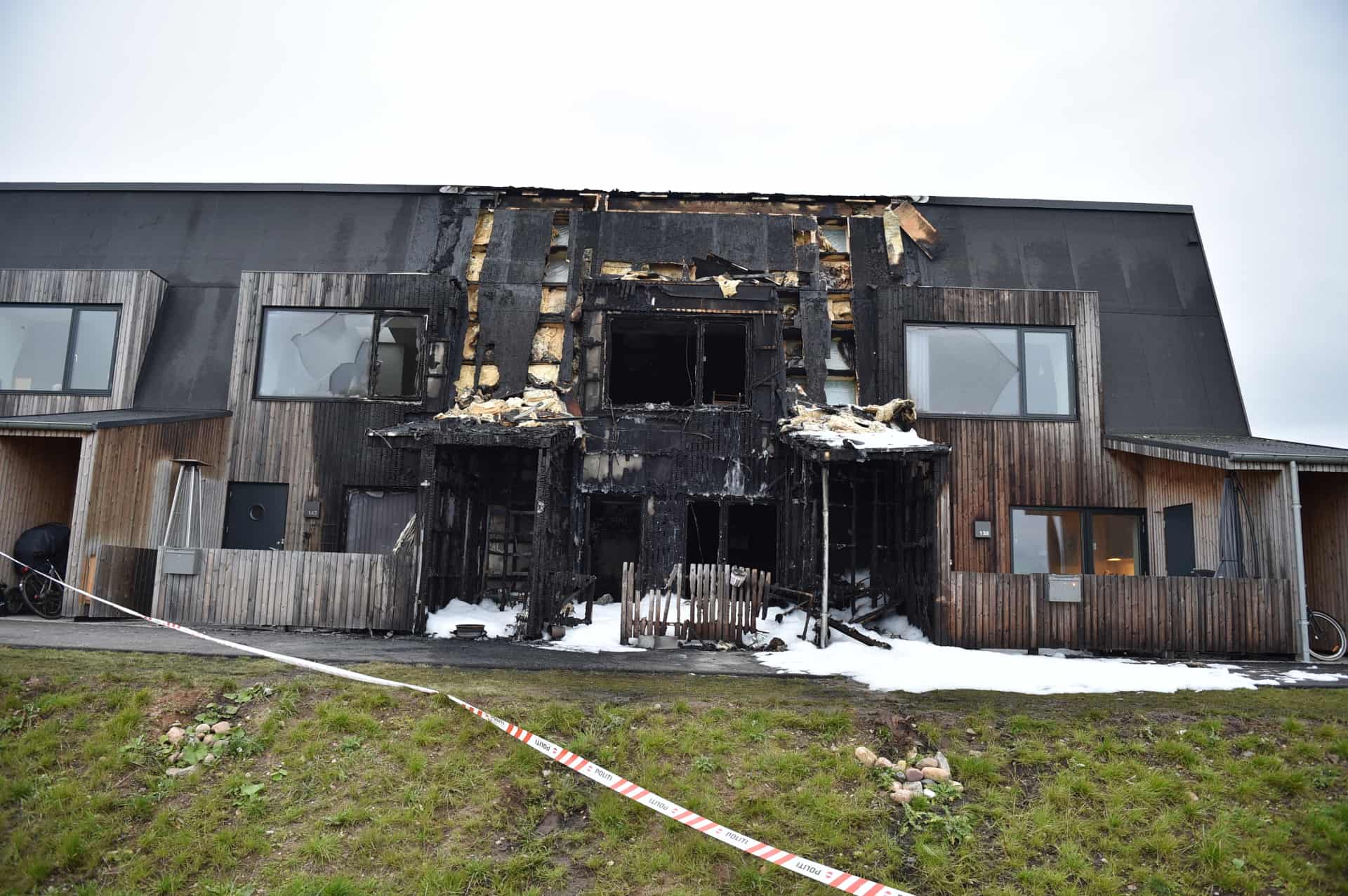 Årsag til brand i helt nye rækkehuse er stadig ukendt | stiften.dk