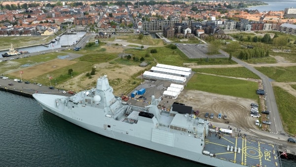 Kom indenfor på byens fregat: Den er toptunet til luftforsvar med missiler og granater | jv.dk