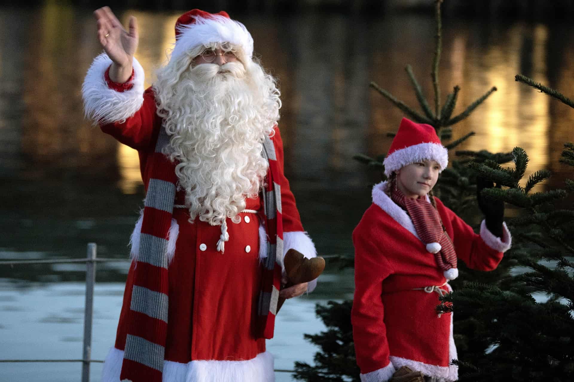 Se billederne: Julemanden og byens børn talte ned, og så kom der lys i ...