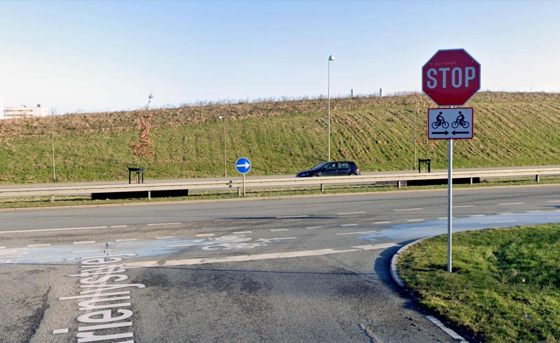 Samme sted - samme forseelse: Bilister blæste igen på 'fuld stop'-skilt ...