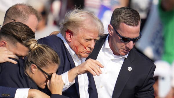 Donald Trump: Jeg blev ramt af et skud i mit højre øre | avisendanmark.dk